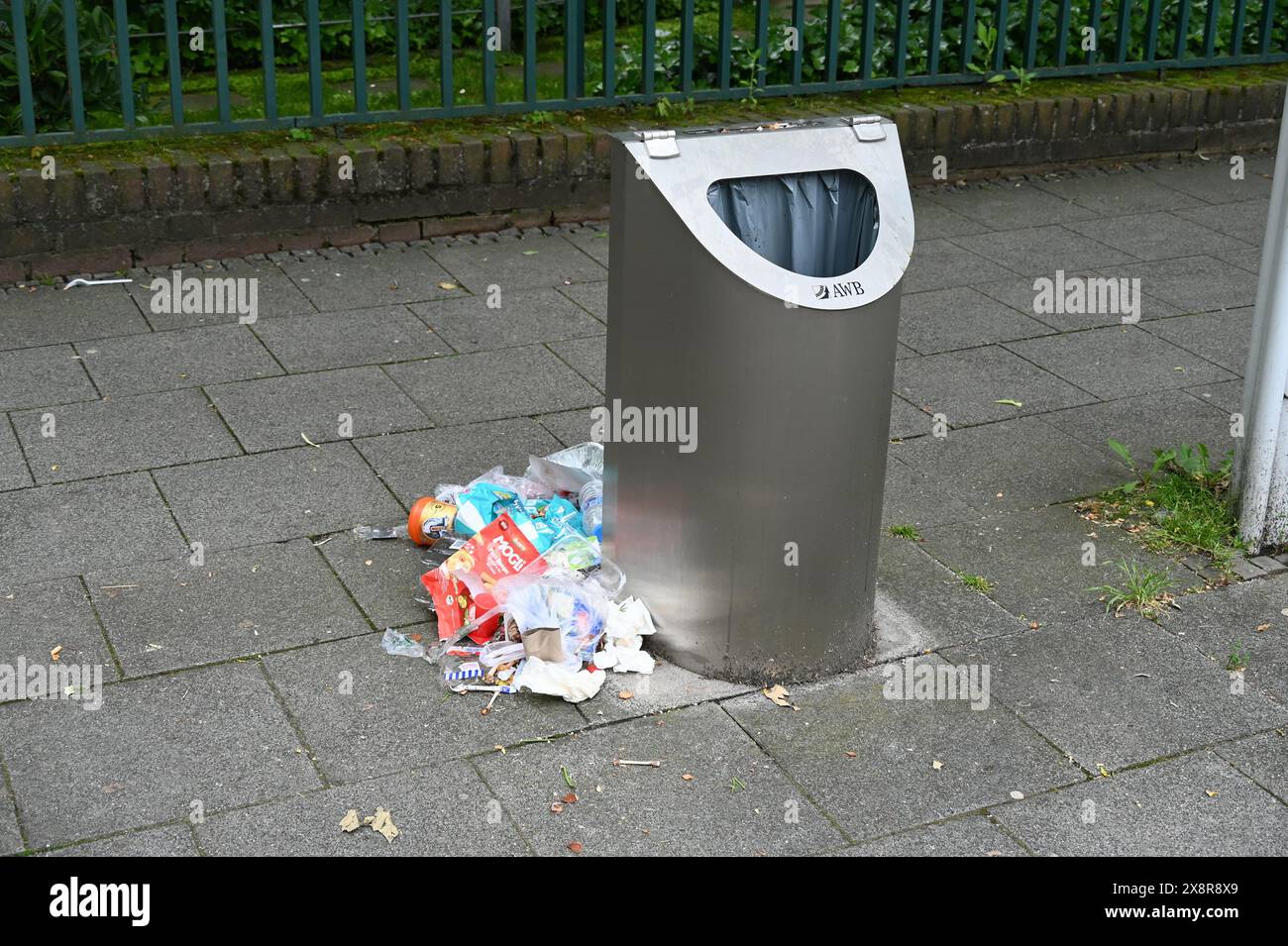 24 May 2024, North Rhine-Westphalia, Cologne: Empty garbage can and ...
