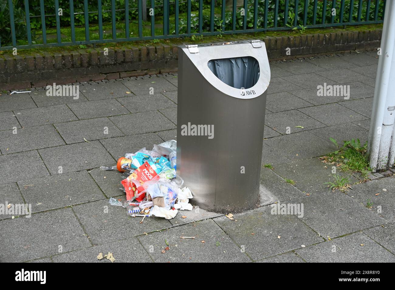 24 May 2024, North Rhine-Westphalia, Cologne: Empty garbage can and ...