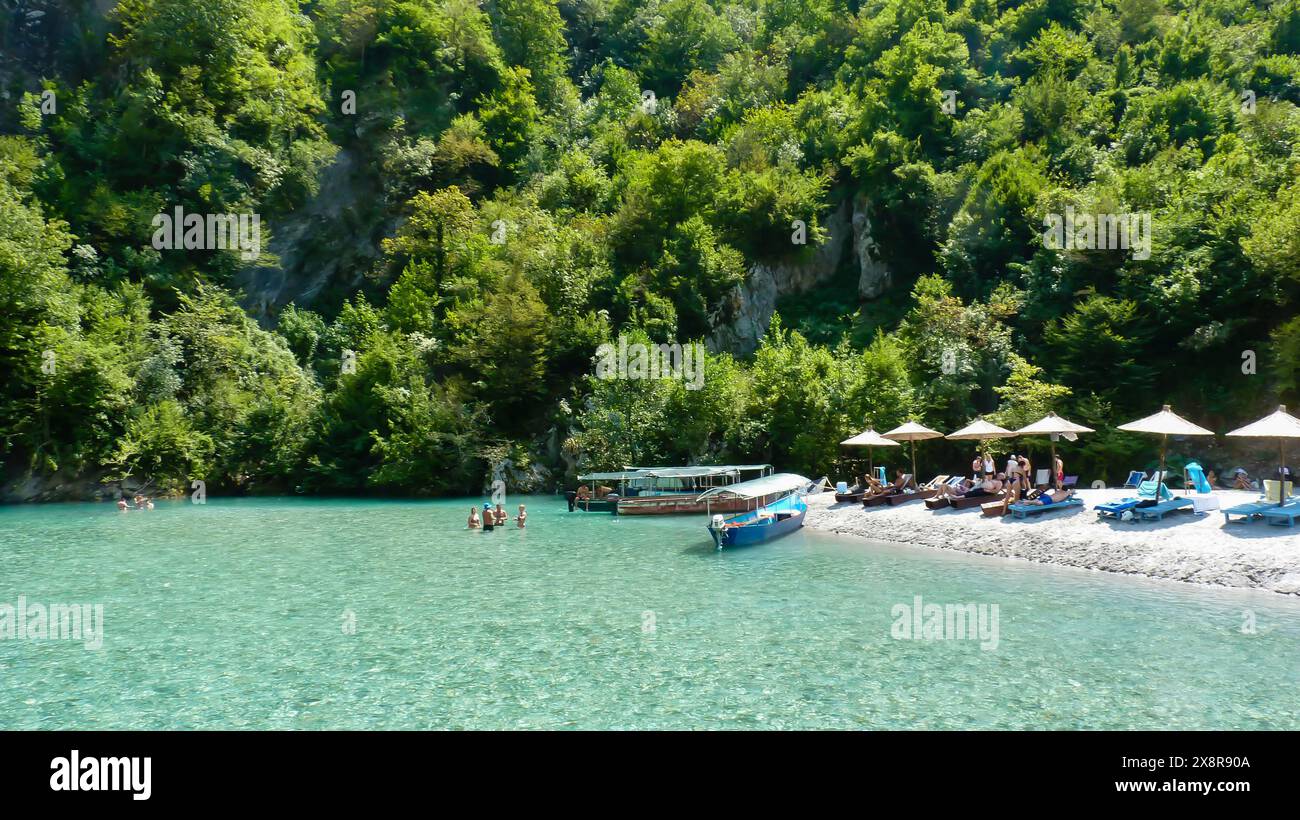 Scenic river boats mountains hi-res stock photography and images - Alamy