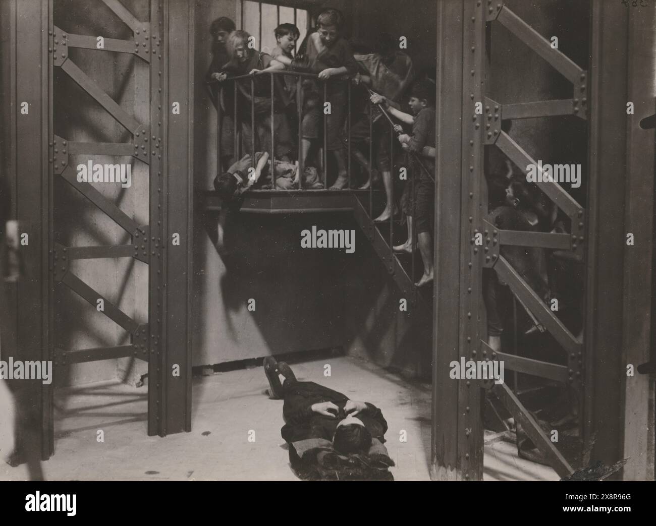 Metropolis Fritz Lang UFA 1926 BEHIND THE SCENES FRITZ LANG DIRECTING A SCENE Stock Photo - Alamy