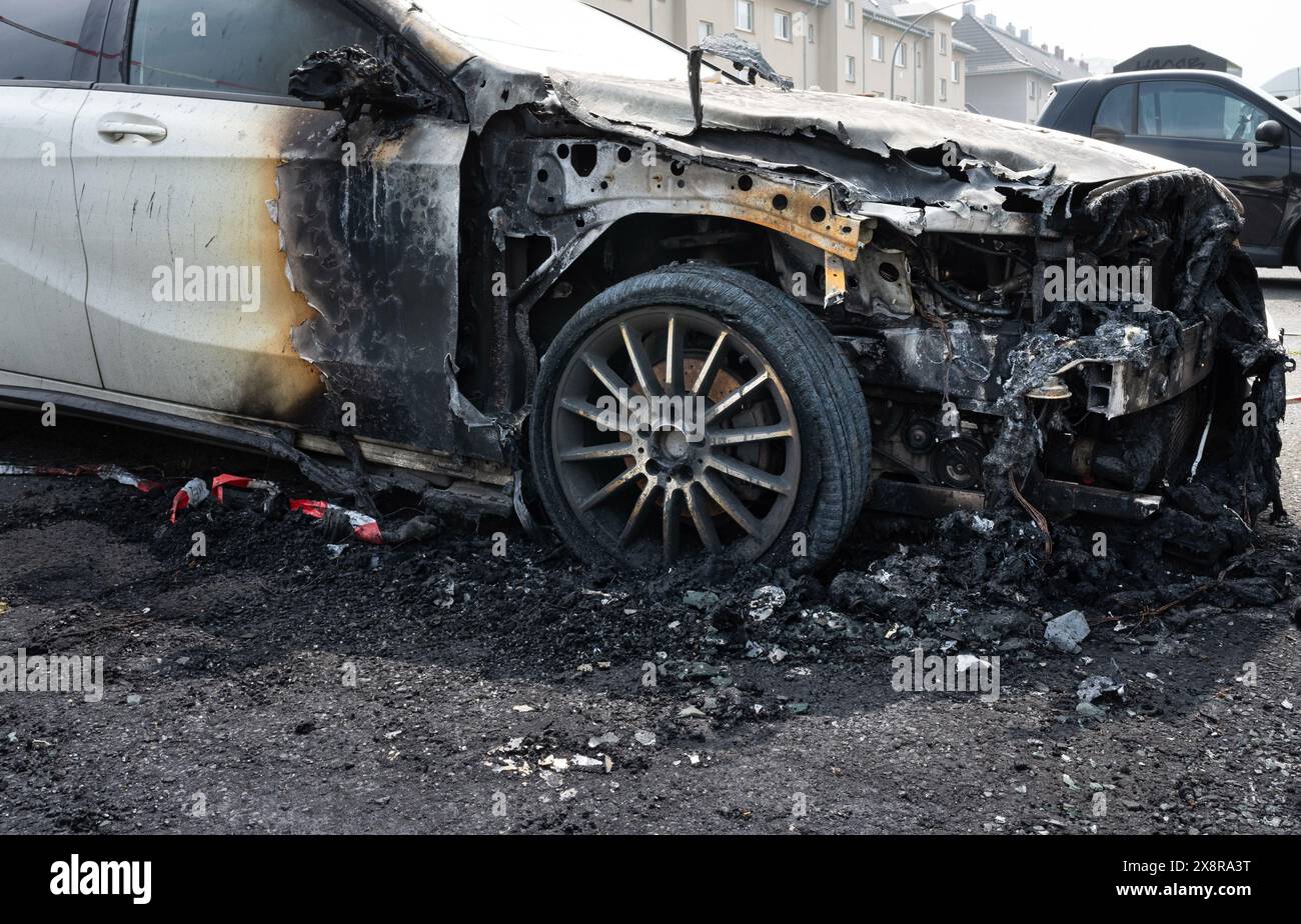 A completely burnt-out car, view of the front right side of the vehicle ...