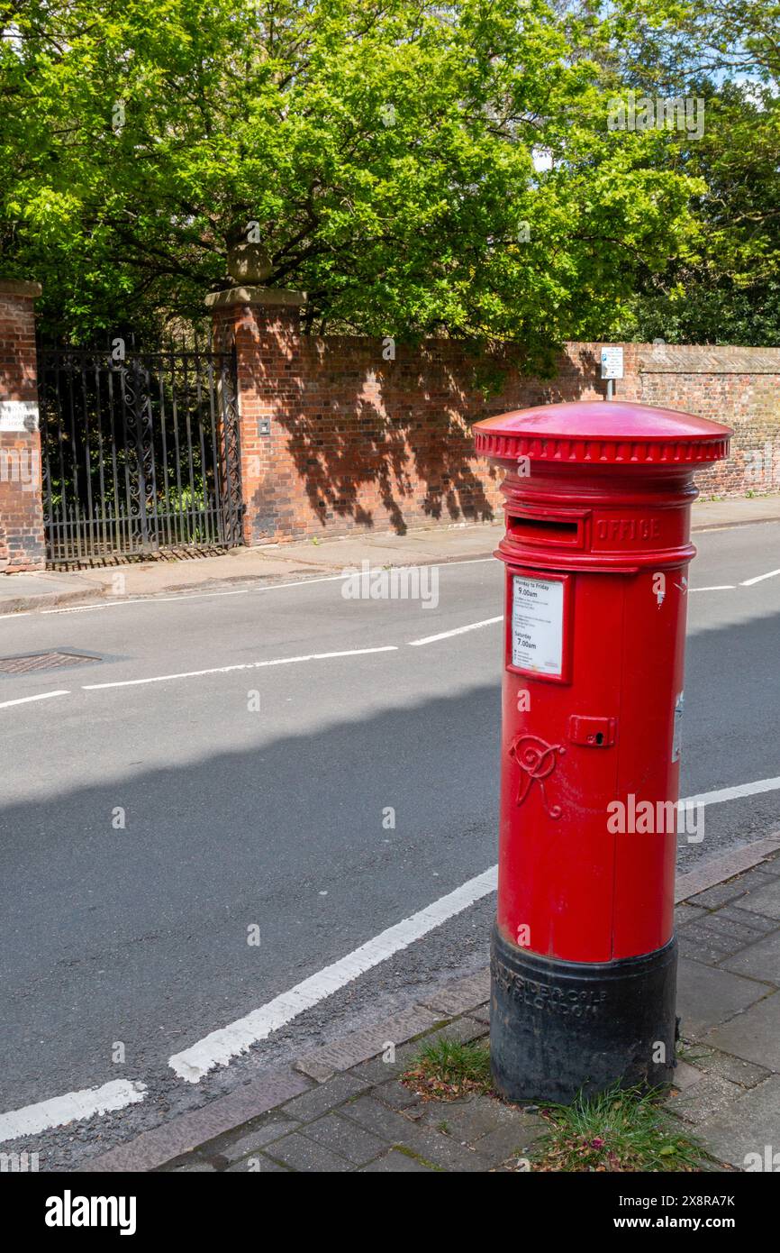 Queen victoria post box hi-res stock photography and images - Alamy