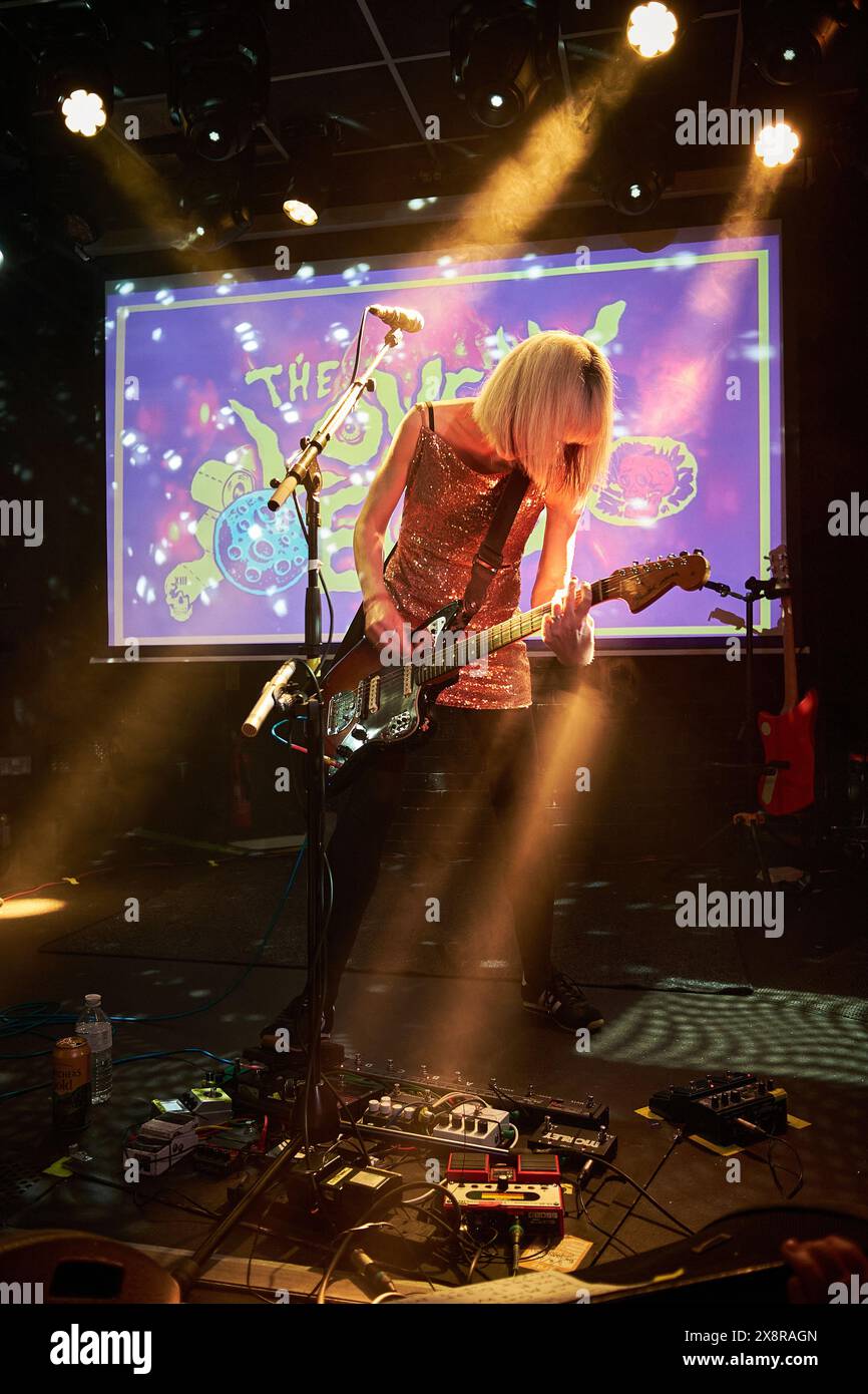 Using guitar pedals hi-res stock photography and images - Alamy