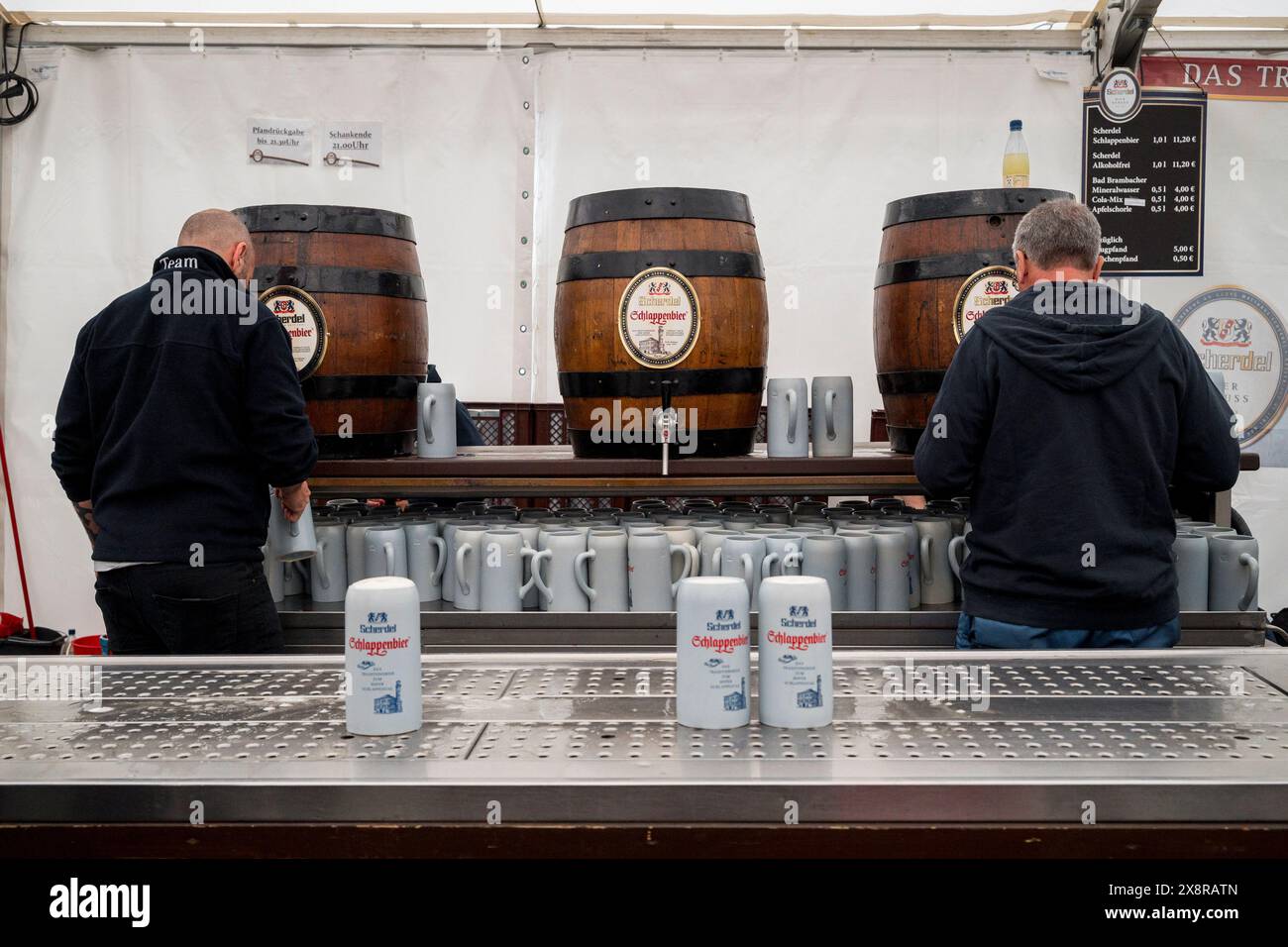 27 May 2024, Bavaria, Hof (saale): Two men tap the Schlappenbier at the ...