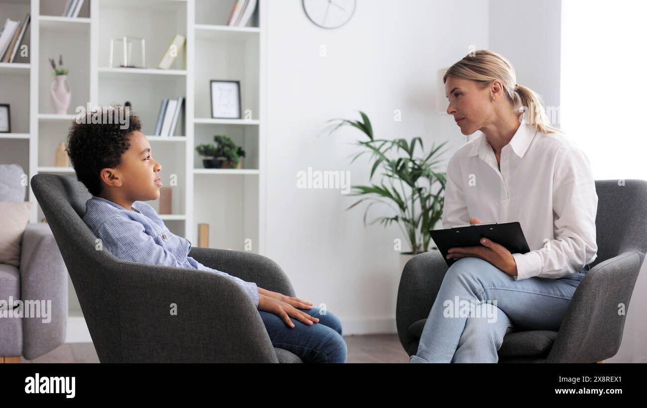 Kids psychology concept. Professional blonde woman therapist ...