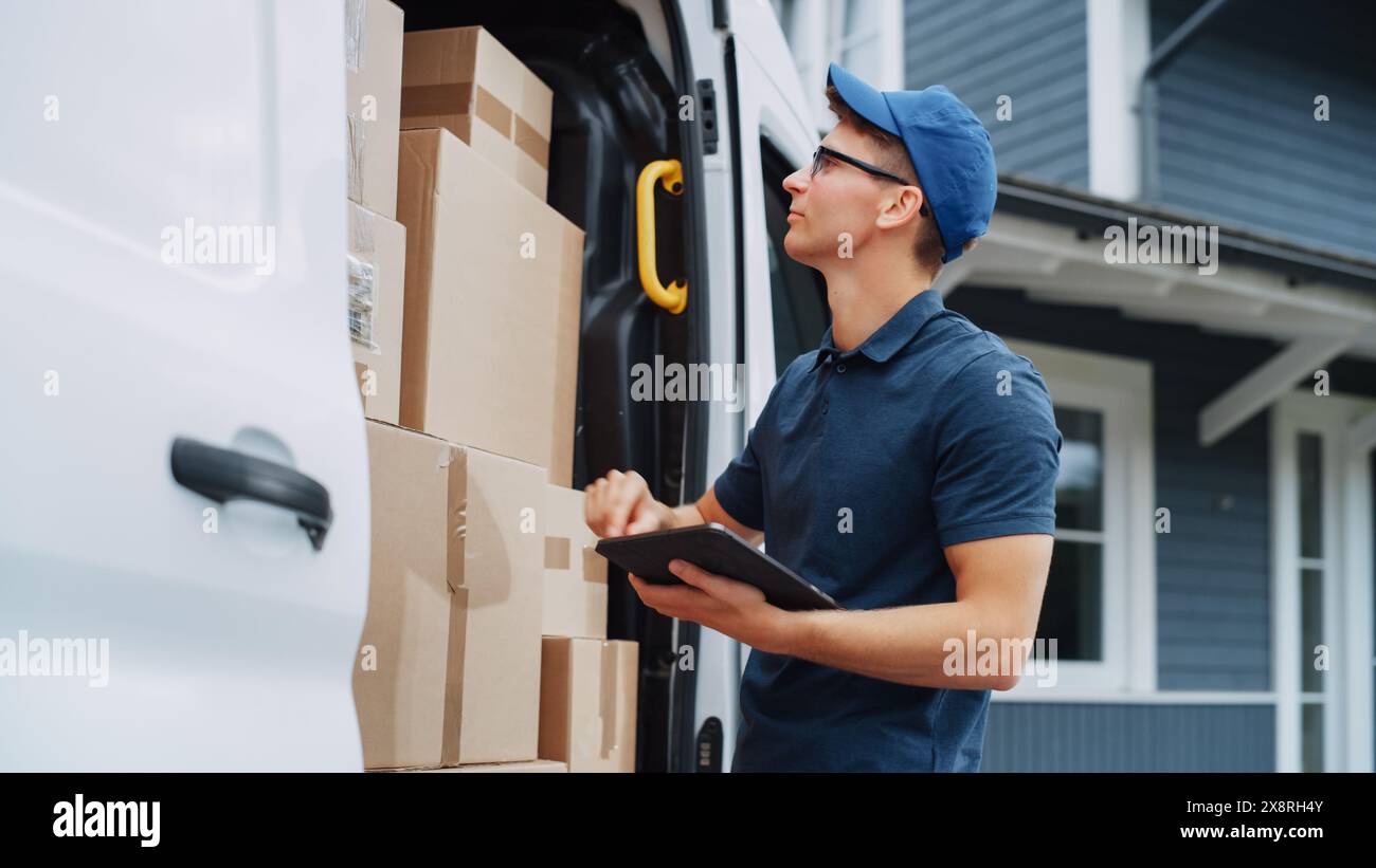 Deliver parcels next door sign hi-res stock photography and images - Alamy
