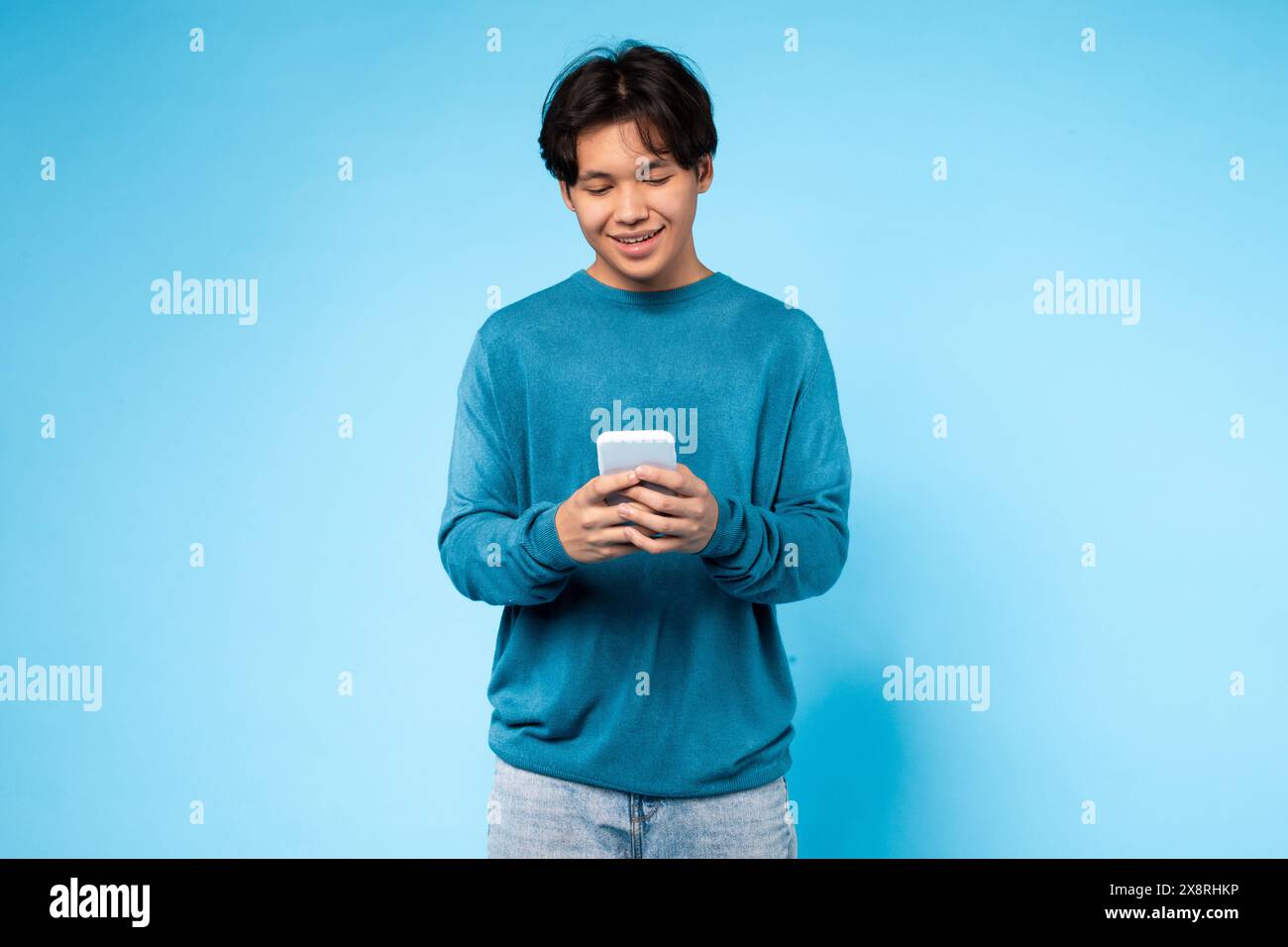 Teen looking at phone hi-res stock photography and images - Alamy
