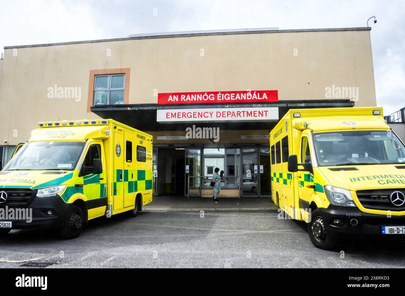 Ambulance hospital dublin hi-res stock photography and images - Alamy