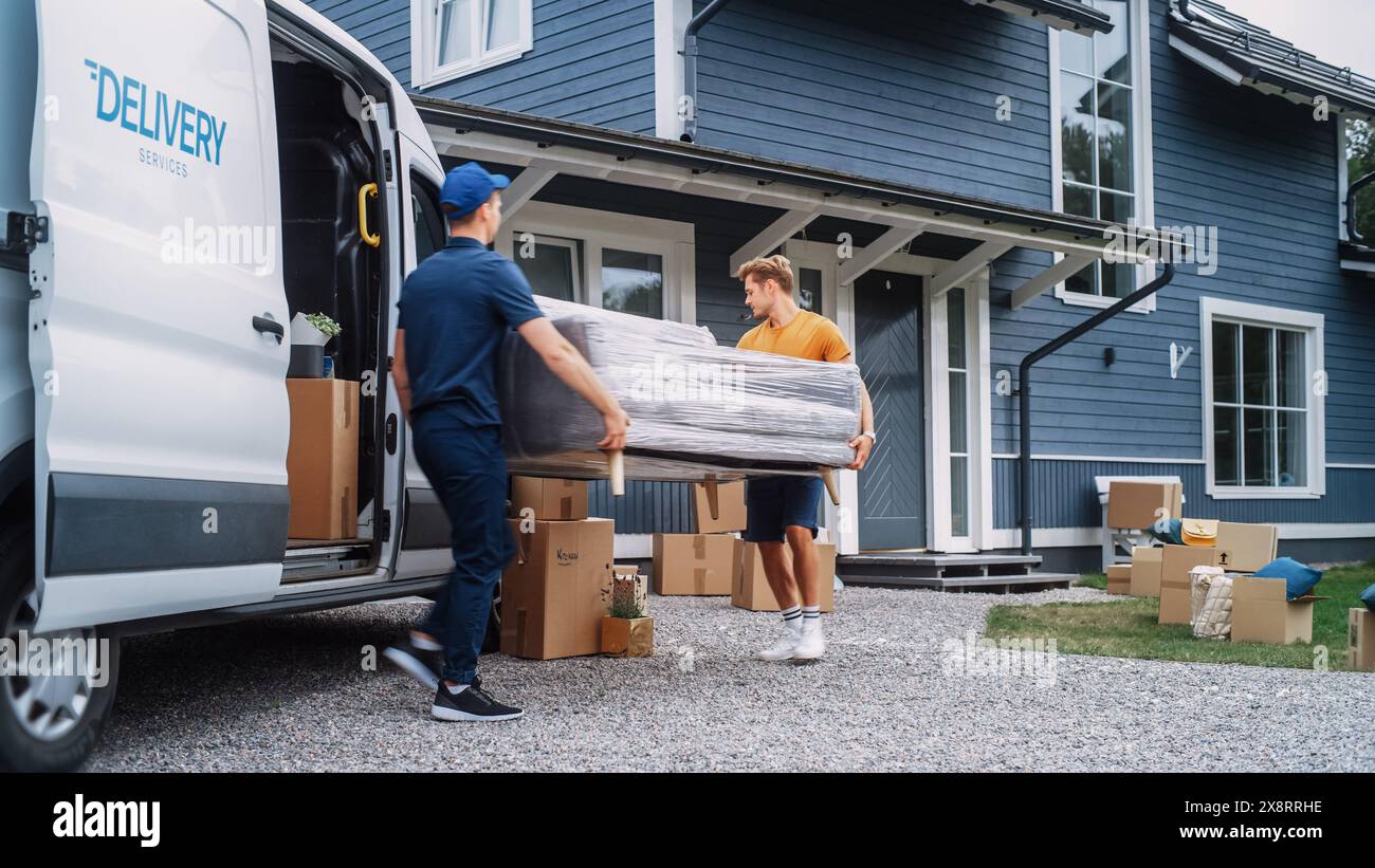 Family unpacking vehicle hi-res stock photography and images - Alamy