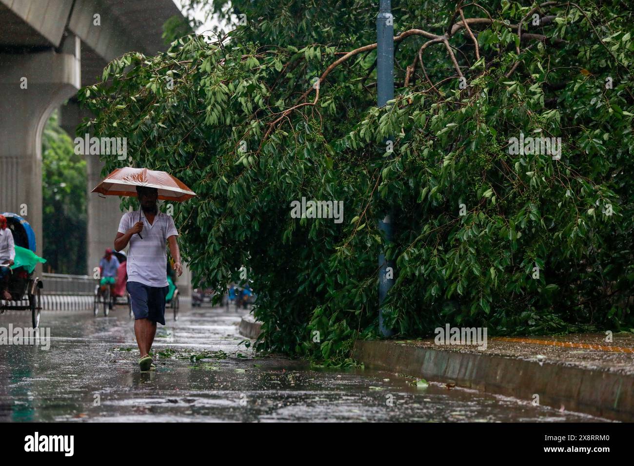 Commuters suffer during heavy rain caused by the cyclone 'Remal' in ...