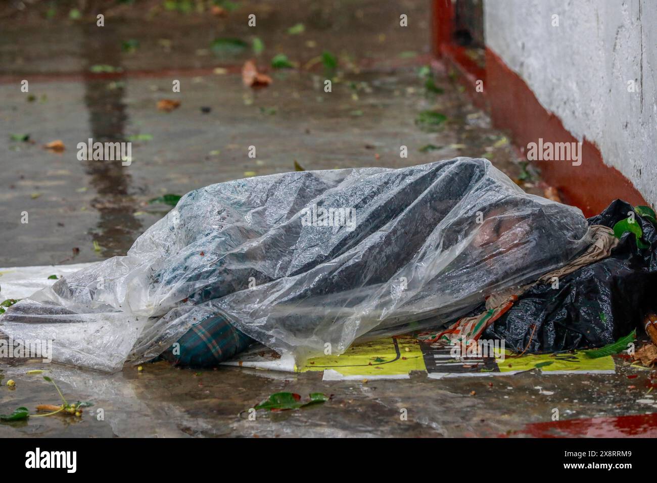Commuters suffer during heavy rain caused by the cyclone 'Remal' in ...