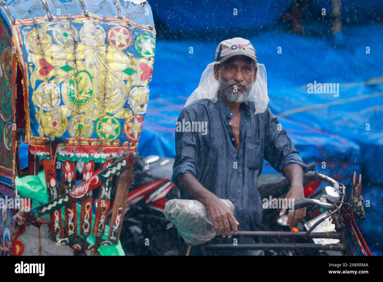 Commuters suffer during heavy rain caused by the cyclone 'Remal' in ...
