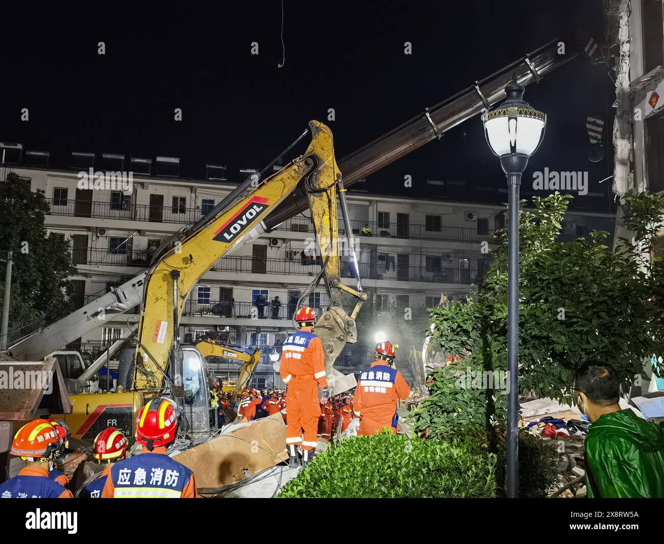 Tongling City, China. 27th May, 2024. Rescuers carry out search and ...