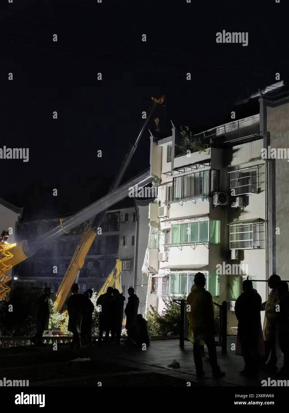 Tongling City, China. 27th May, 2024. Search and rescue operations are ...
