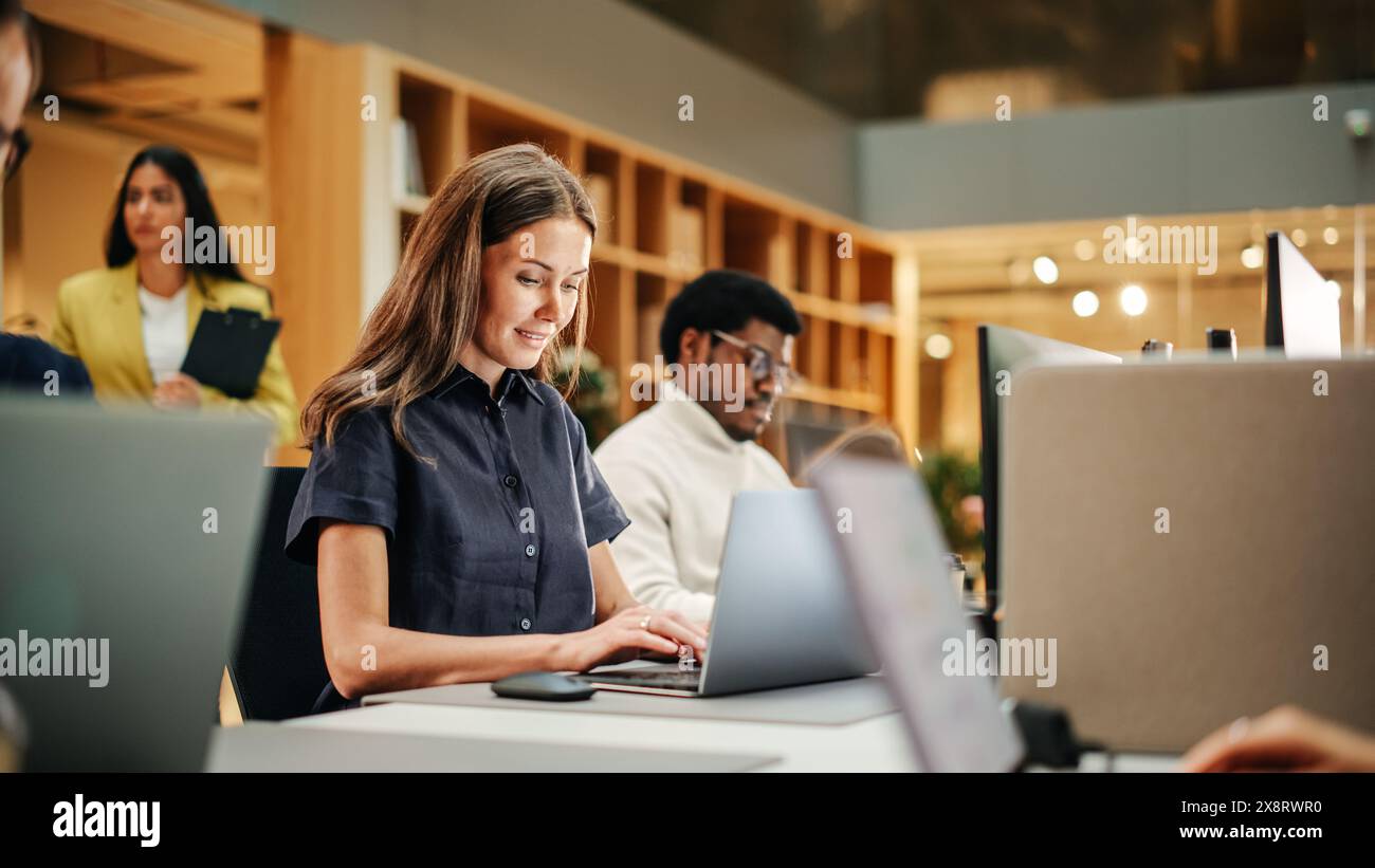 Work time woman computer hi-res stock photography and images - Alamy
