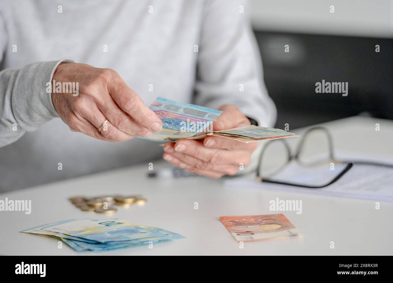 View female hands counting euro hi-res stock photography and images - Alamy