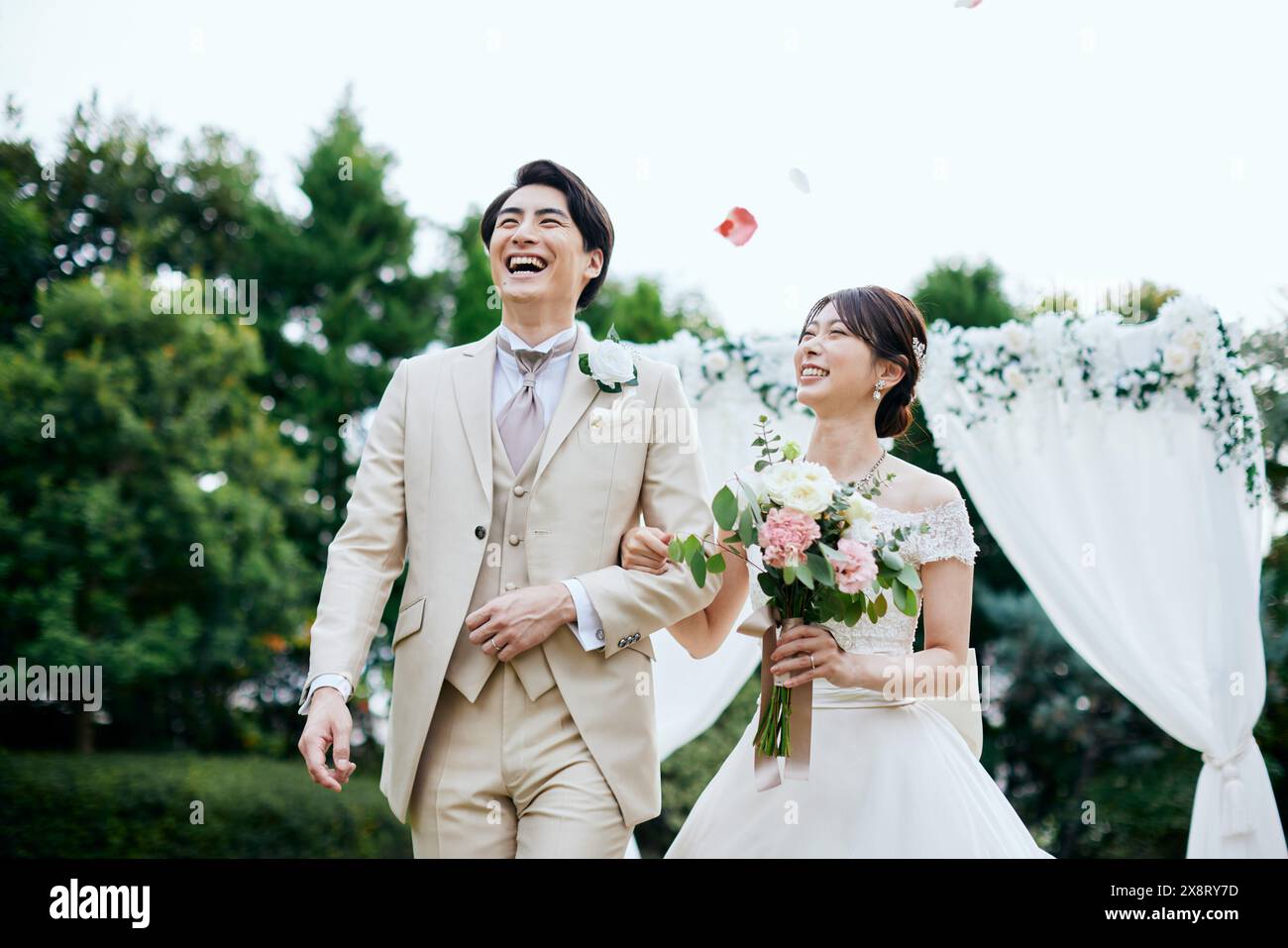 Japanese newly married couple walking down the aisle Stock Photo - Alamy
