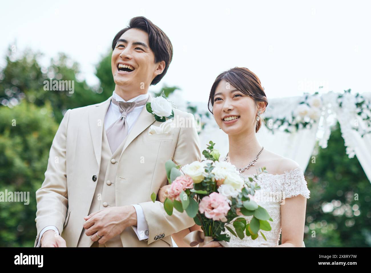 Japanese newly married couple walking down the aisle Stock Photo - Alamy