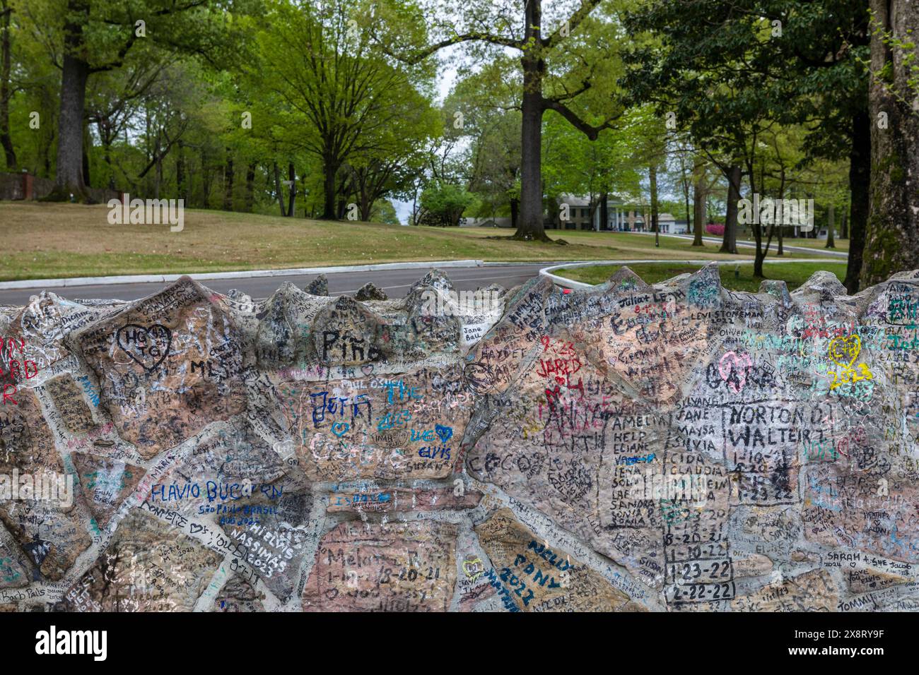 Elvis Presley's house, Grafitti of Elvis Presley fans on the stone wall ...