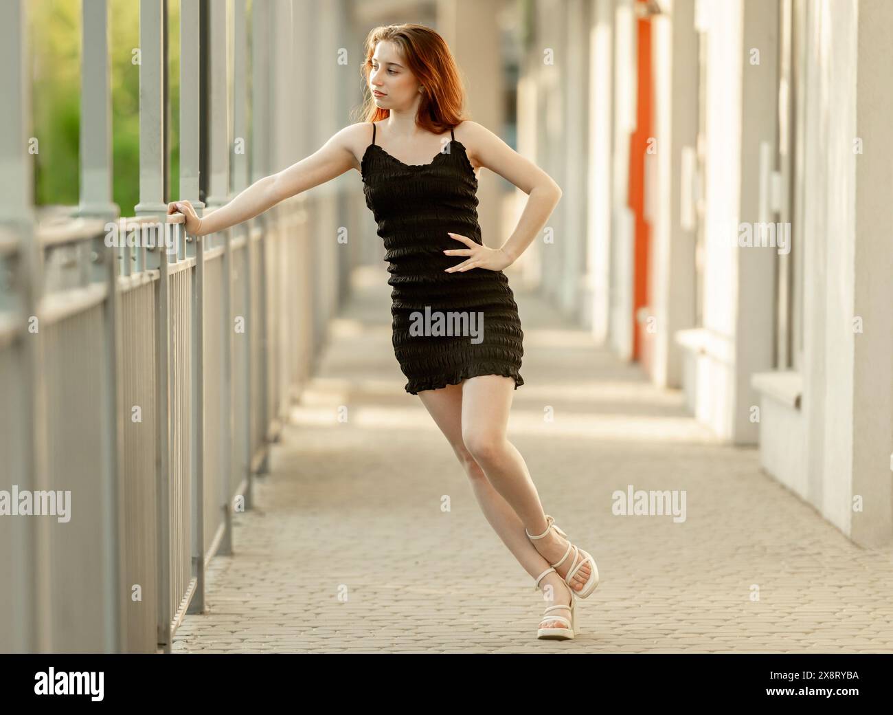 Chic street style poses hi-res stock photography and images - Alamy