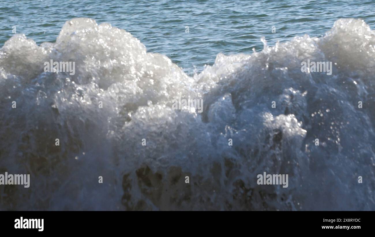 Slow motion waves crash on hi-res stock photography and images - Alamy