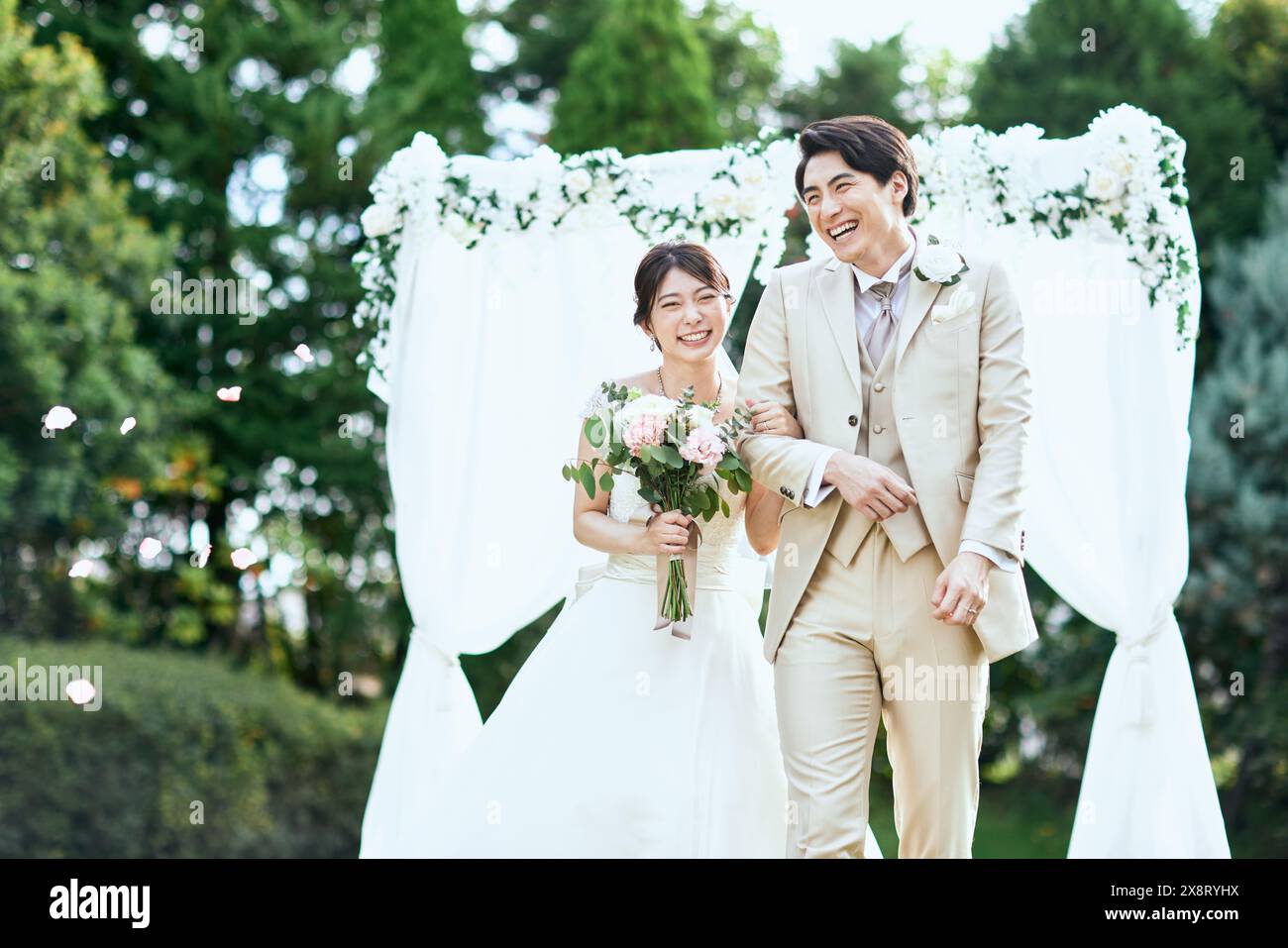 Japanese newly married couple walking down the aisle Stock Photo - Alamy