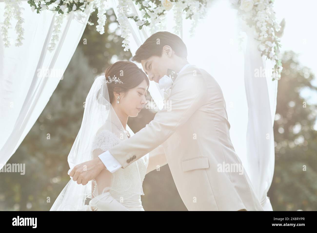 Japanese groom lifting bride veil during wedding ceremony Stock Photo ...