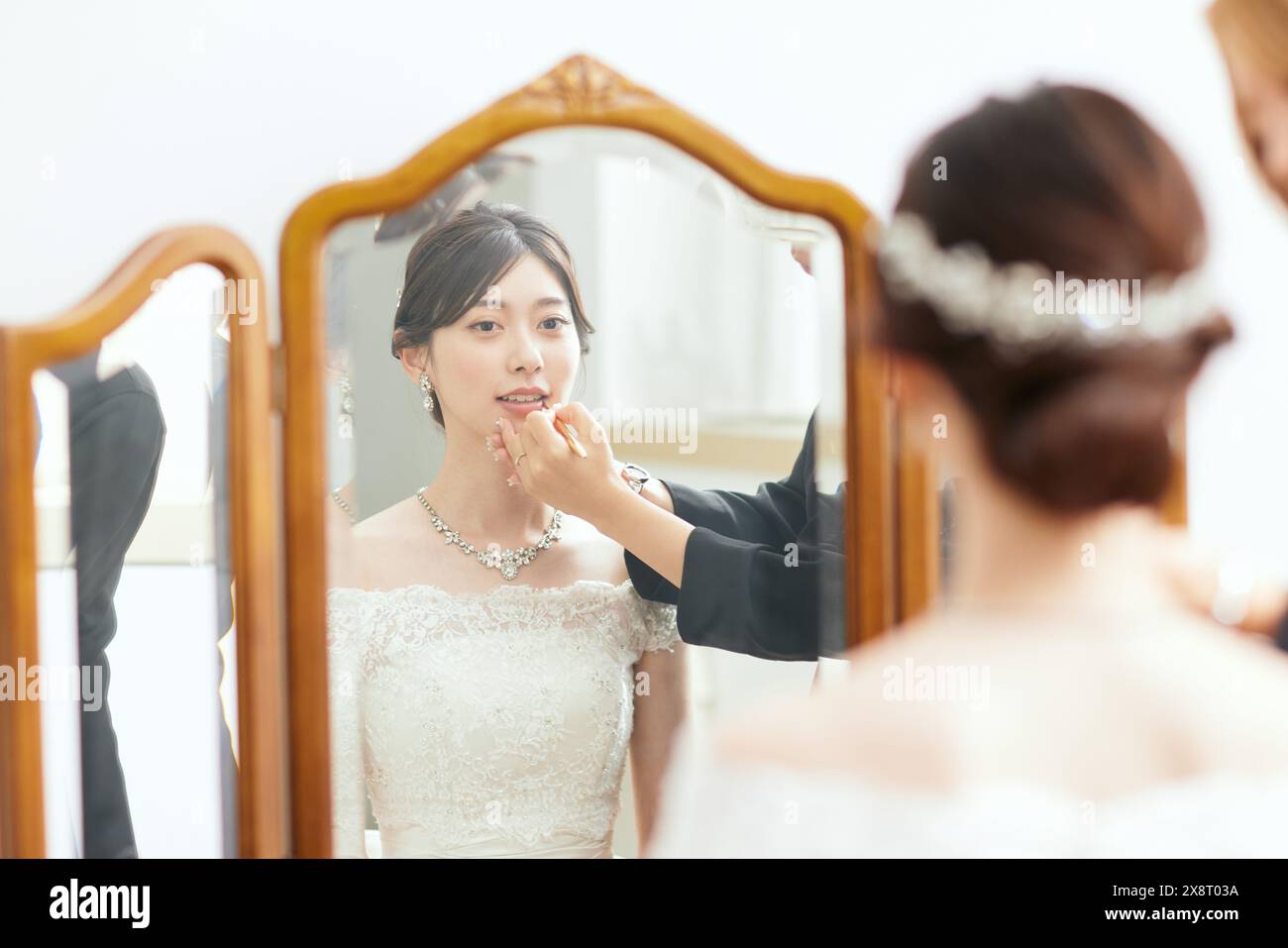 Japanese bride in a wedding dress getting her makeup Stock Photo - Alamy