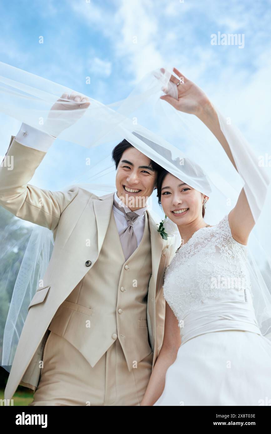 Japanese newly married couple holding veil Stock Photo - Alamy