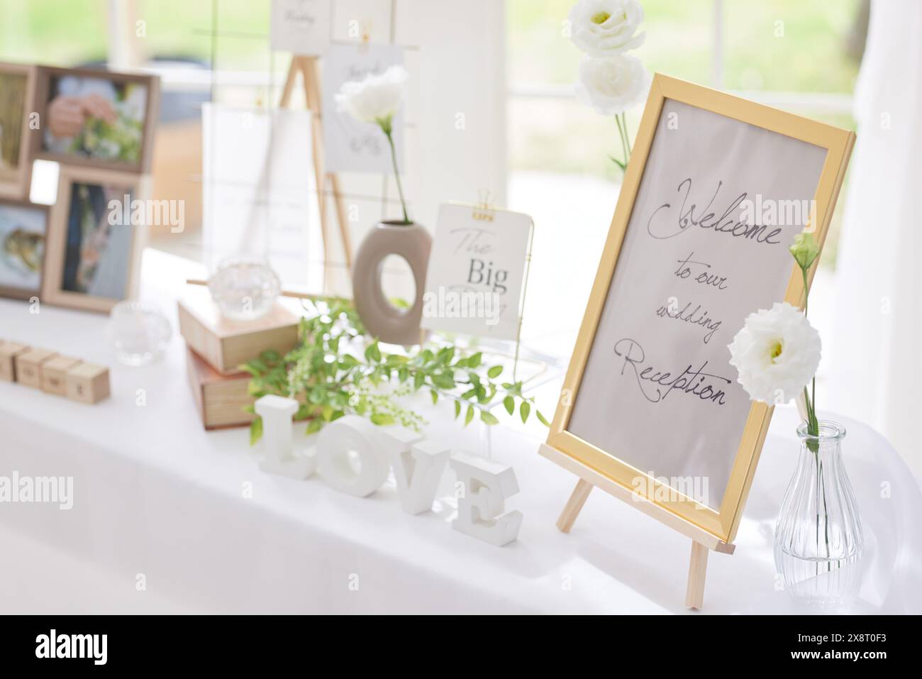 Wedding reception table with flowers and sign Stock Photo - Alamy