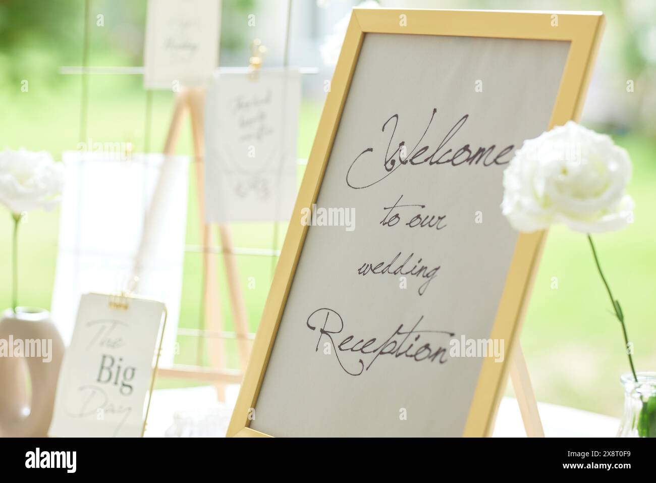 Wedding reception table with flowers and sign Stock Photo - Alamy