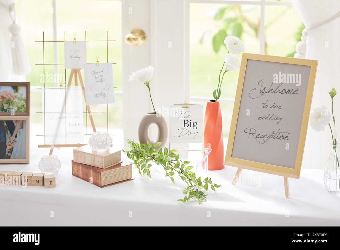 Wedding reception table with flowers and sign Stock Photo - Alamy