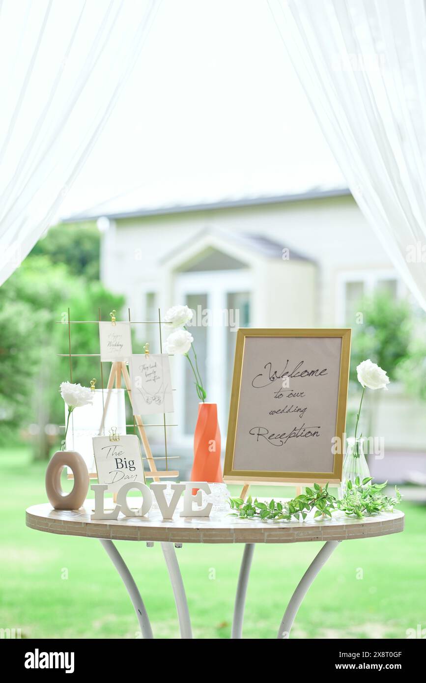 Wedding reception table with flowers and sign Stock Photo - Alamy