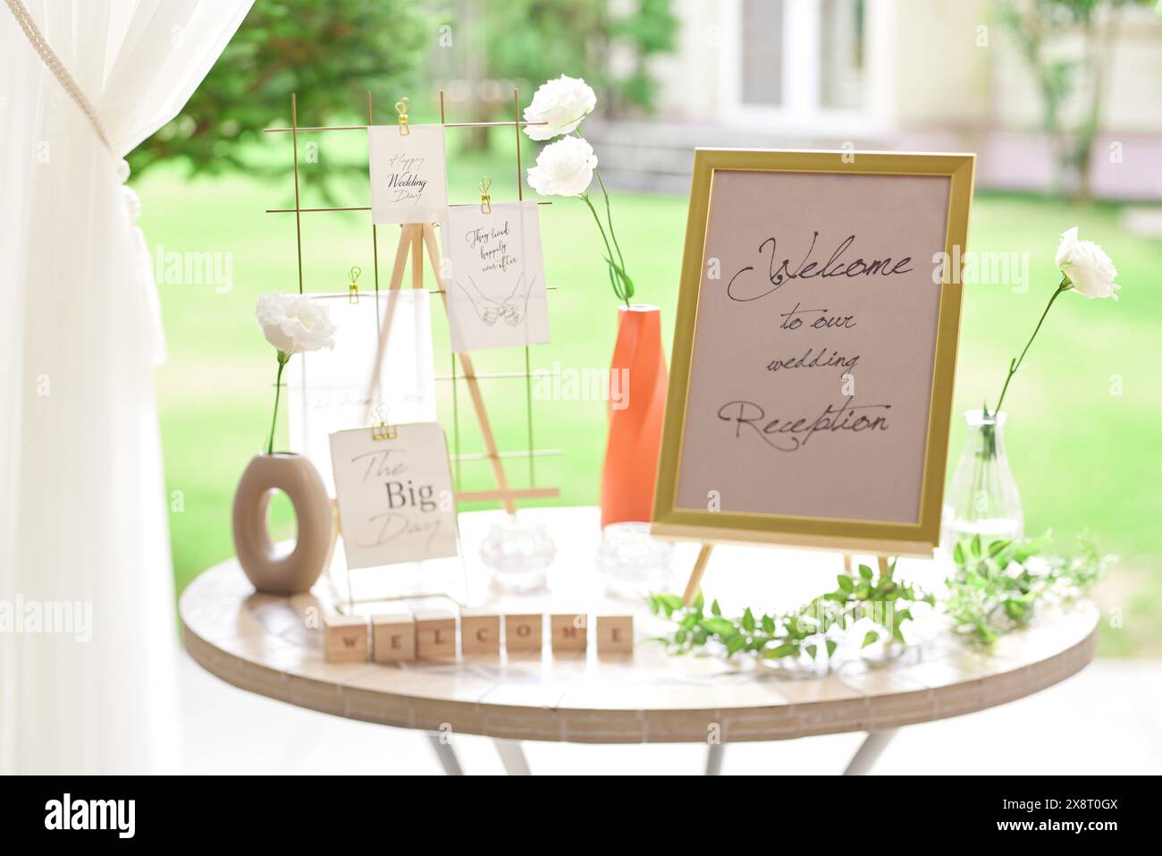 Wedding reception table with flowers and sign Stock Photo - Alamy