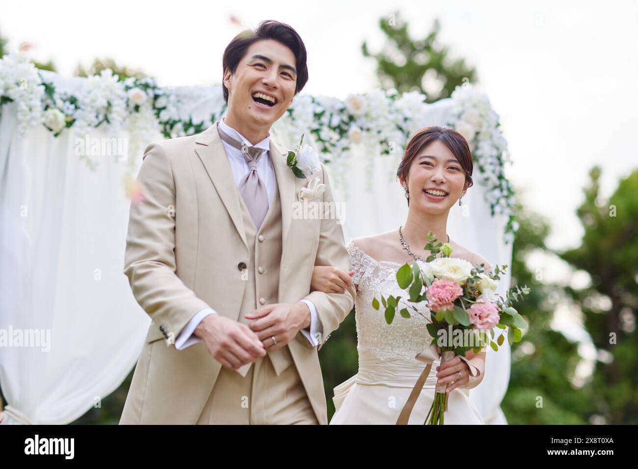 Japanese newly married couple walking down the aisle Stock Photo - Alamy