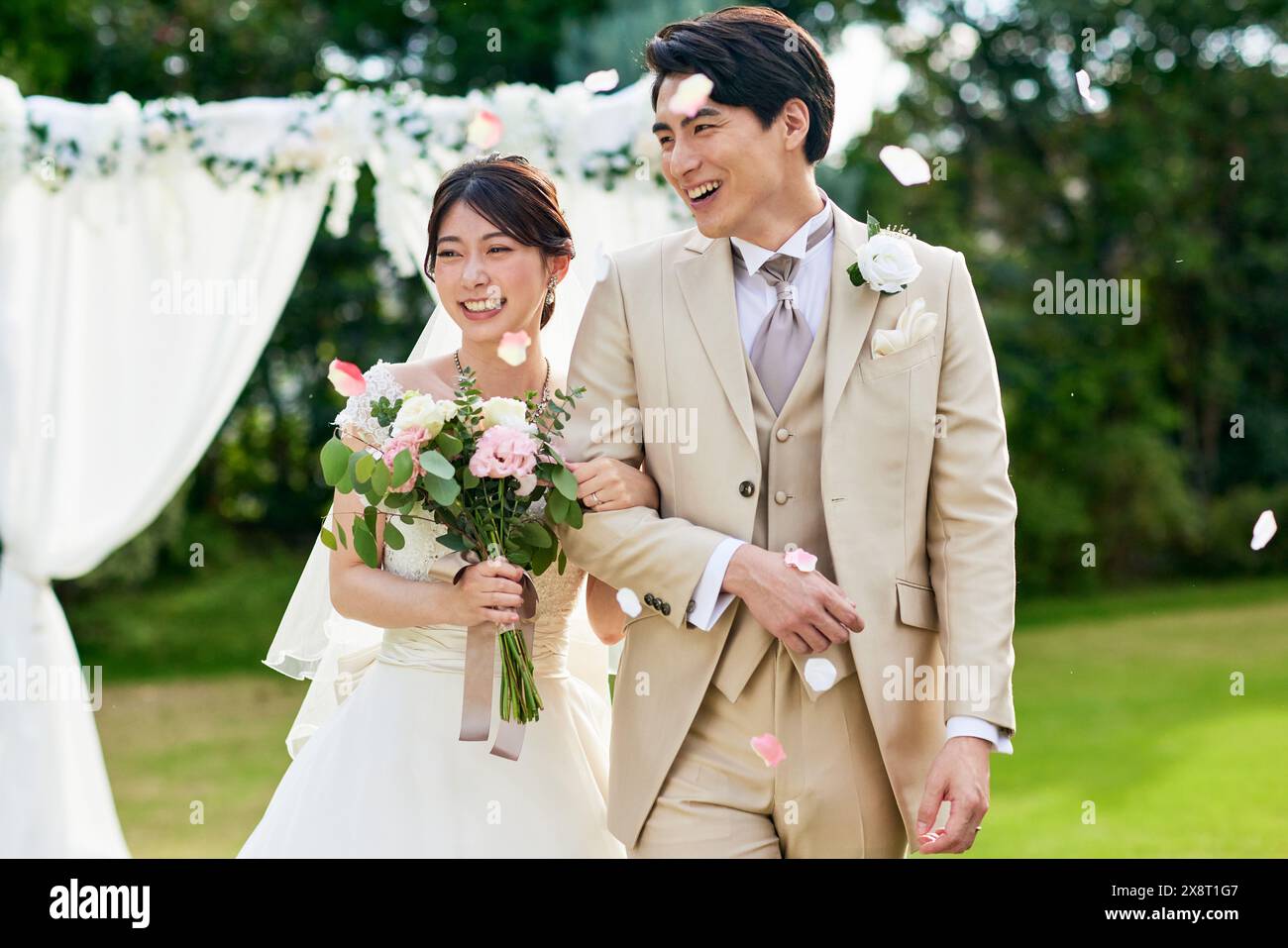 Japanese newly married couple walking down the aisle Stock Photo - Alamy