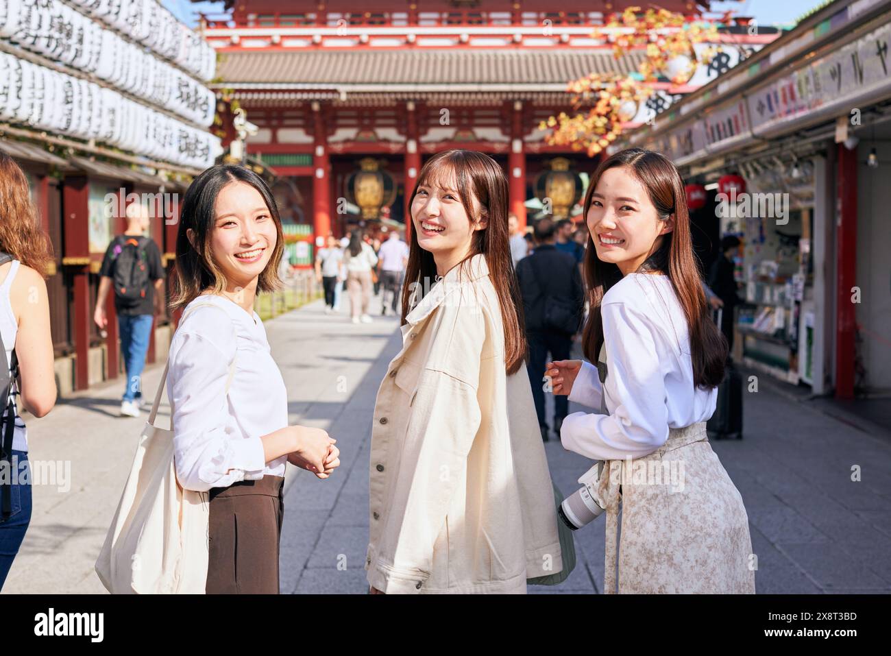 Asian women friends looking visiting hi-res stock photography and ...