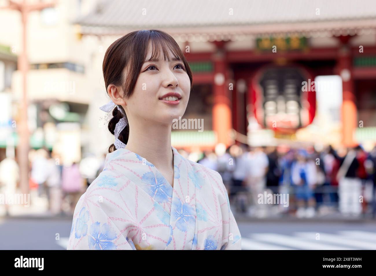 Japanese woman in a yukata visiting traditional temple in Tokyo Stock ...