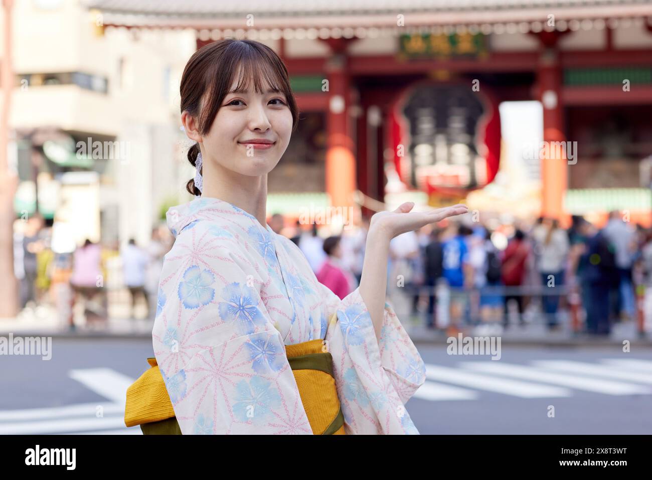 Japanese woman in a yukata visiting traditional temple in Tokyo Stock ...