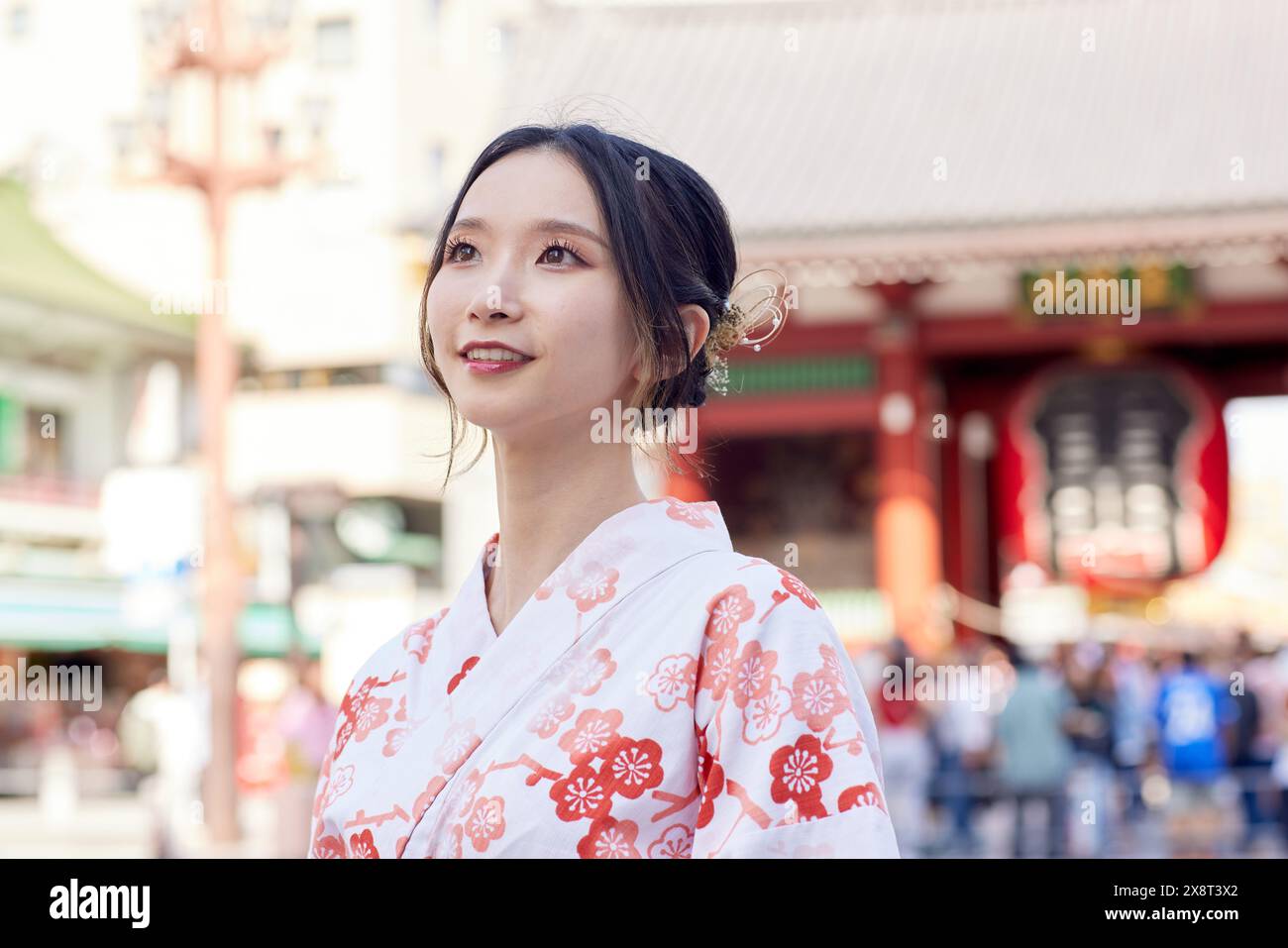 Japanese woman in a yukata visiting traditional temple in Tokyo Stock ...