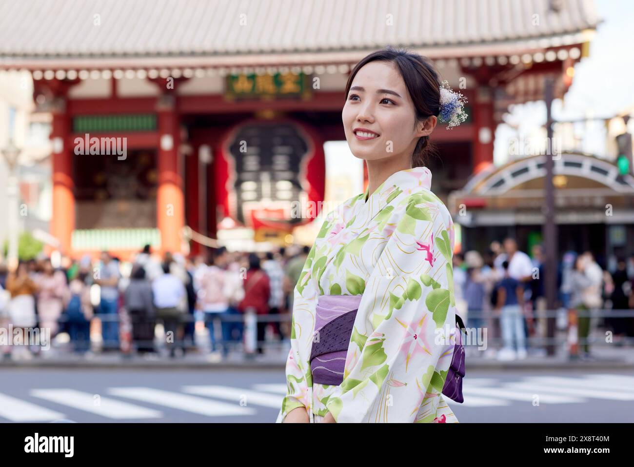 Japanese woman in a yukata visiting traditional temple in Tokyo Stock ...