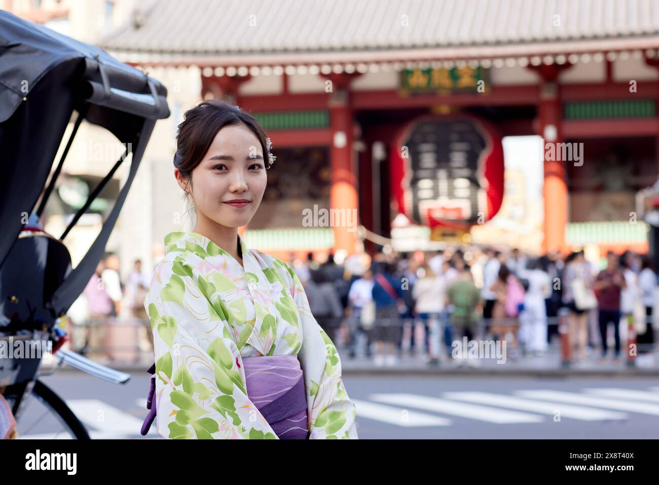 Japanese woman in a yukata visiting traditional temple in Tokyo Stock ...