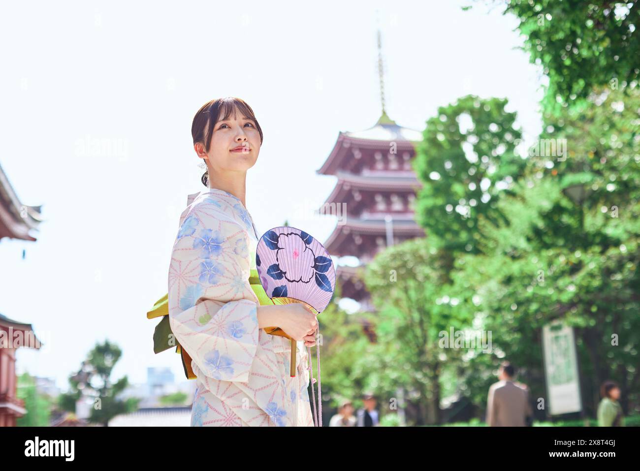 Japanese woman in a yukata visiting traditional temple in Tokyo Stock ...