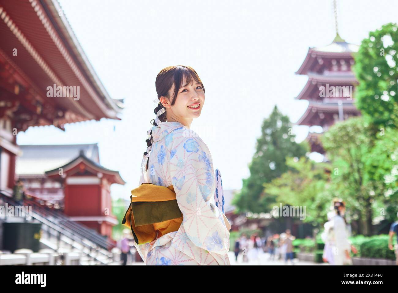 Japanese woman in a yukata visiting traditional temple in Tokyo Stock ...