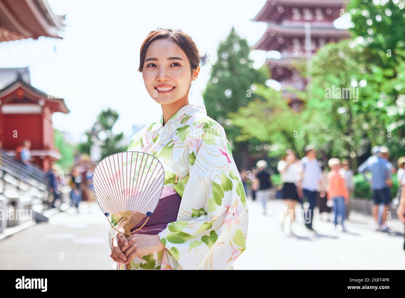 Japanese woman in a yukata visiting traditional temple in Tokyo Stock ...