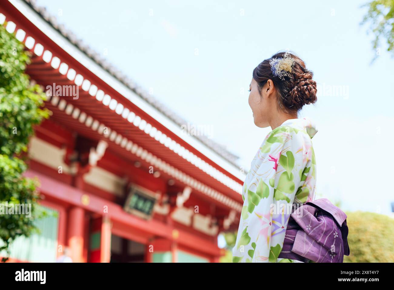 Japanese woman in a yukata visiting traditional temple in Tokyo Stock ...