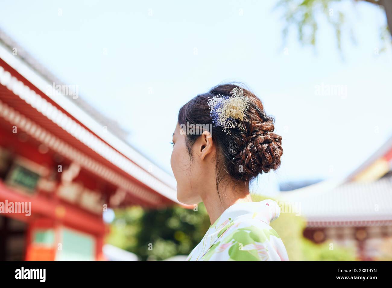Japanese woman in a yukata visiting traditional temple in Tokyo Stock ...