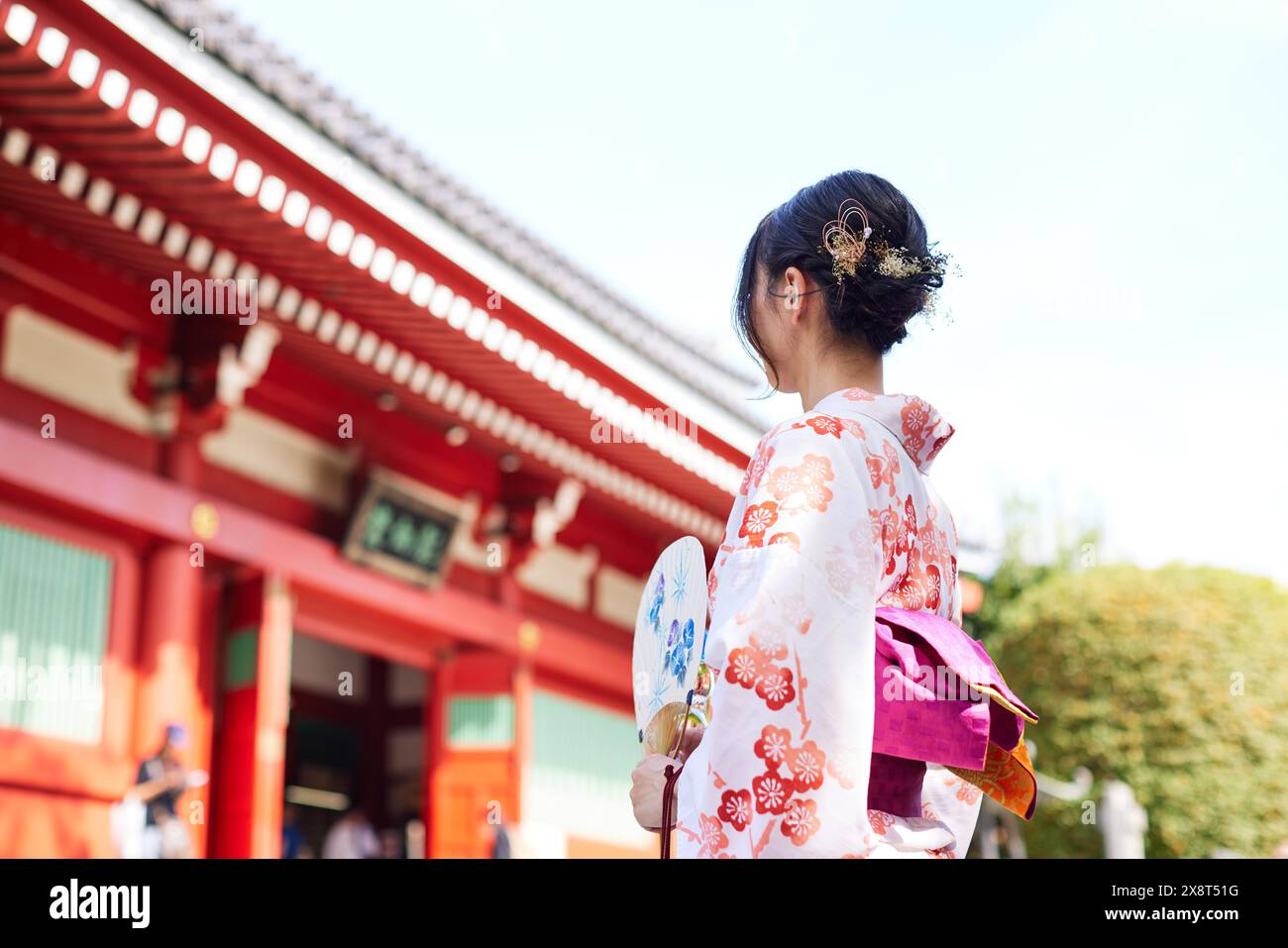 Japanese woman in a yukata visiting traditional temple in Tokyo Stock ...