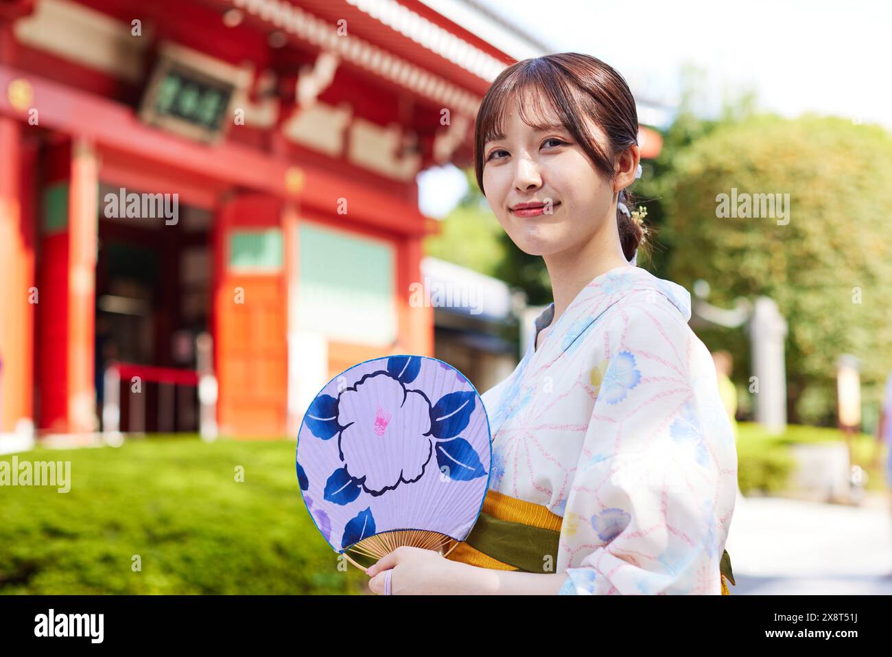 Japanese woman in a yukata visiting traditional temple in Tokyo Stock ...