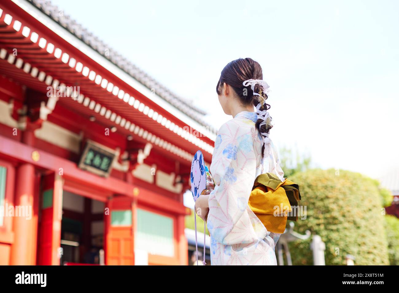 Japanese woman in a yukata visiting traditional temple in Tokyo Stock ...